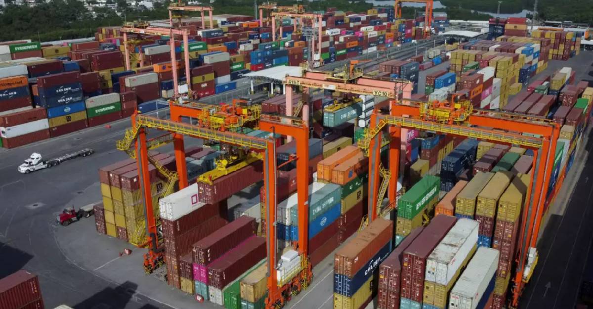 Exportaciones mexicanas en terreno positivo; suben 5.8% en abril